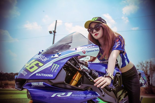 Người đẹp tạo dáng cùng cặp đôi R1 MoviStar và CBR1000RR Castrol ...