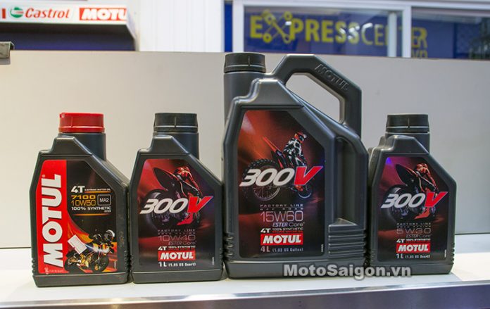 Giá Motul 300v 15w60 Pháp dung tích 4 Lít độc nhất Việt Nam - Motosaigon