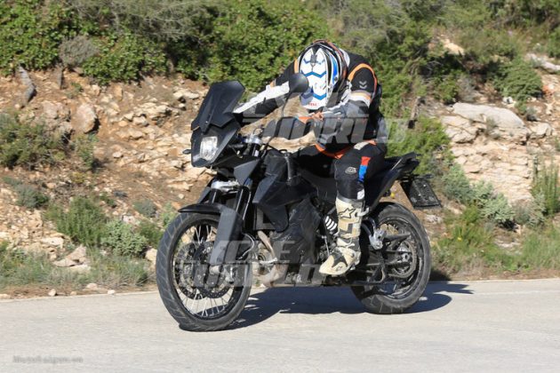 Lộ ảnh KTM 800 Adventure 2017 trên đường chạy thử - Motosaigon