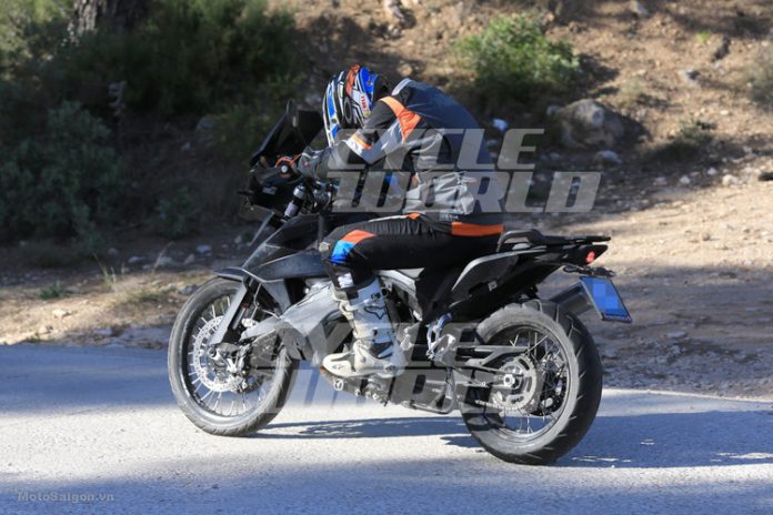 Lộ ảnh KTM 800 Adventure 2017 trên đường chạy thử - Motosaigon