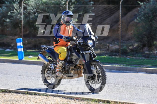 Lộ ảnh KTM 800 Adventure 2017 trên đường chạy thử - Motosaigon