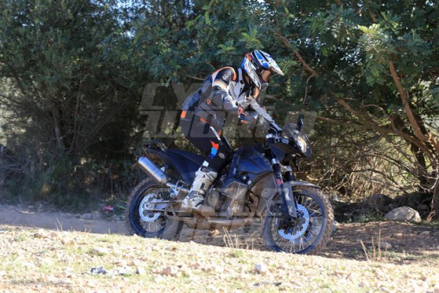 Lộ ảnh KTM 800 Adventure 2017 trên đường chạy thử - Motosaigon