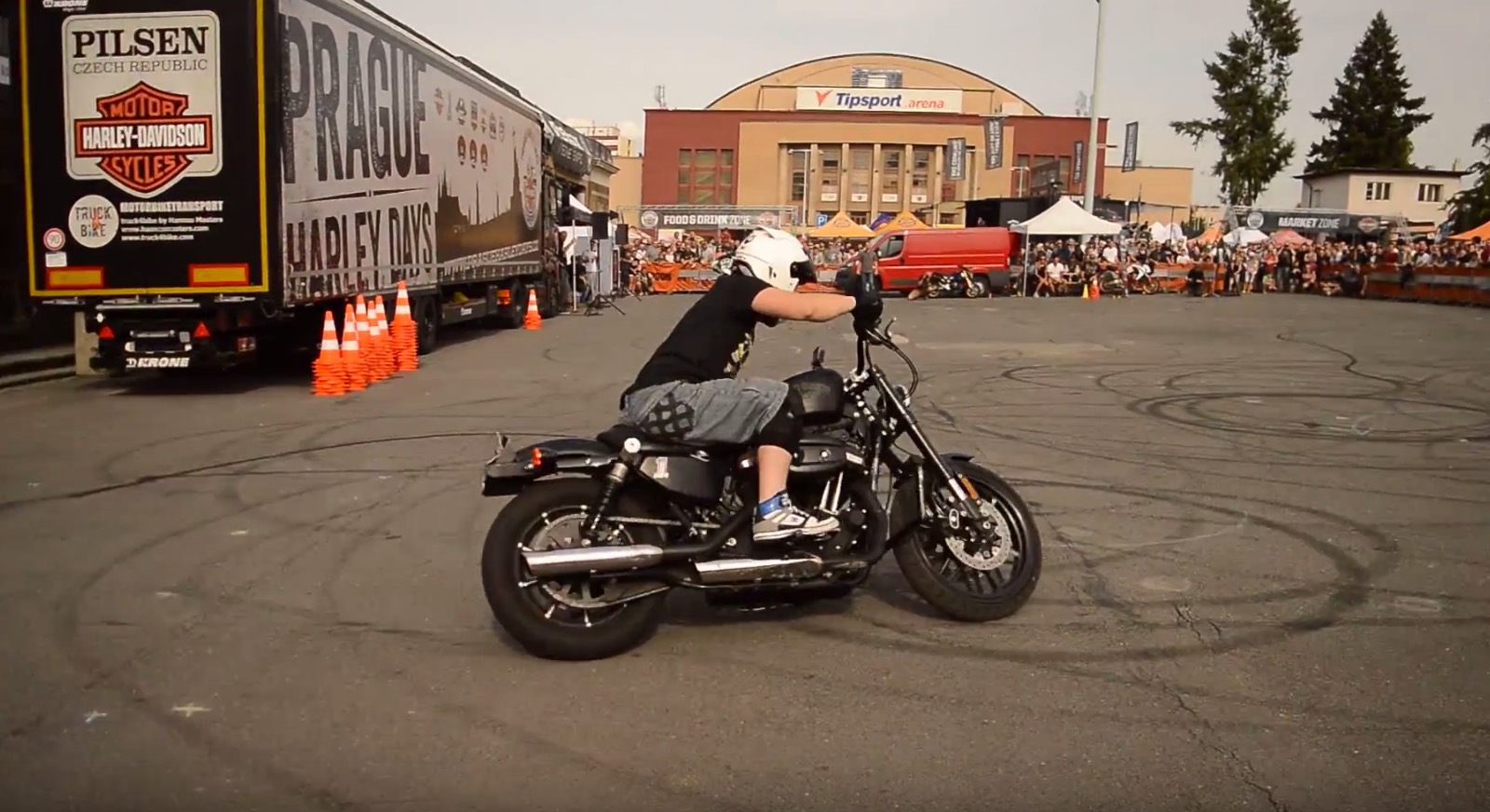 Harley Iron 883 độ biểu diễn stunt đủ chiêu - Motosaigon