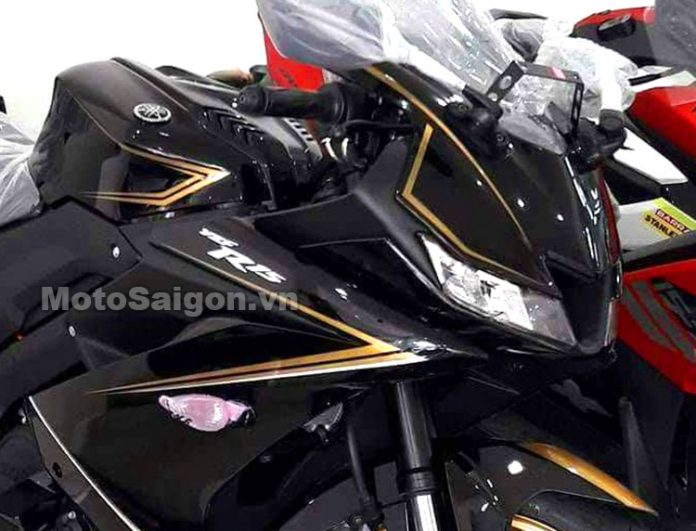 Yamaha R15 v3 2018 màu đen tem vàng gold black lộ ảnh - Motosaigon