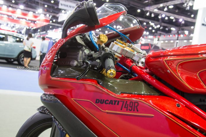 Trên yên Ducati 749R lên đồ chơi vành carbon pô Termignoni - Motosaigon