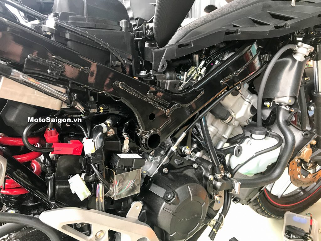 Hình ảnh bên trong Honda Winner X khi tháo dàn áo - Motosaigon