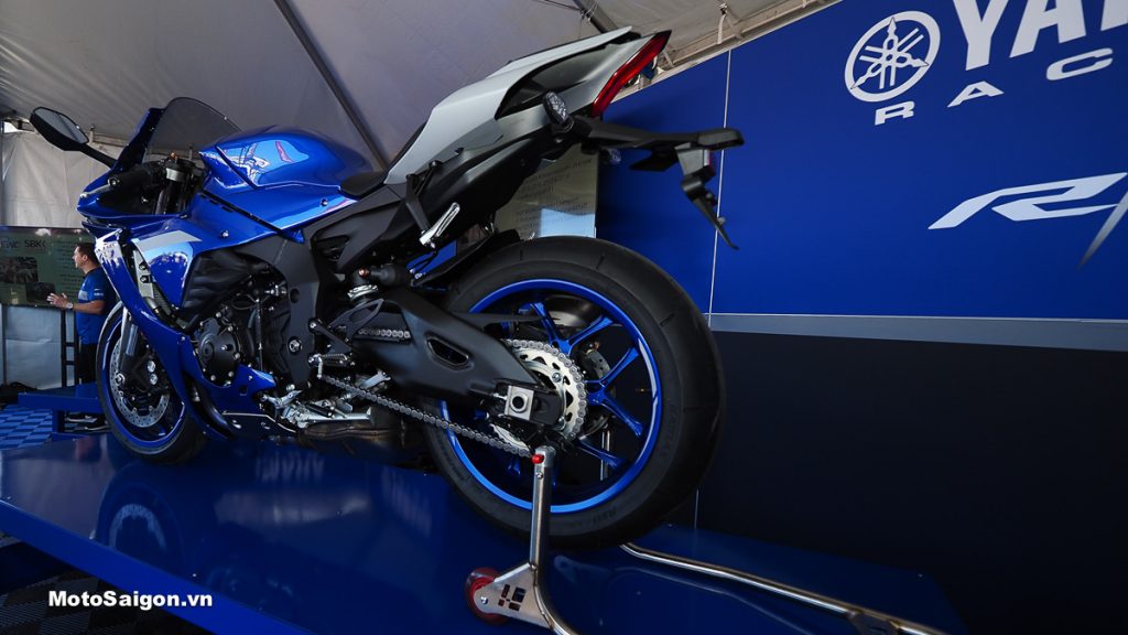 Yamaha R1 2020 lộ diện ngoại hình mới khá giống R6 - Motosaigon
