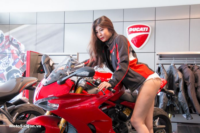 Quyến rũ bộ ảnh Speed Angels cá tính bên dàn xe Ducati 2020 - Motosaigon