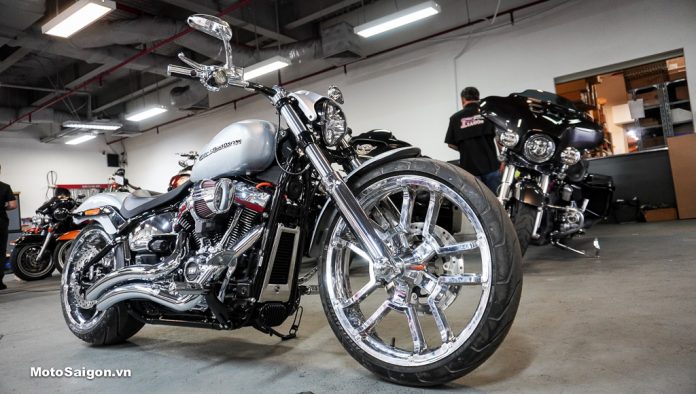 Trên yên Siêu phẩm CVO BreakOut 131ci độ Stage IV 2146cc của doanh nhân ...