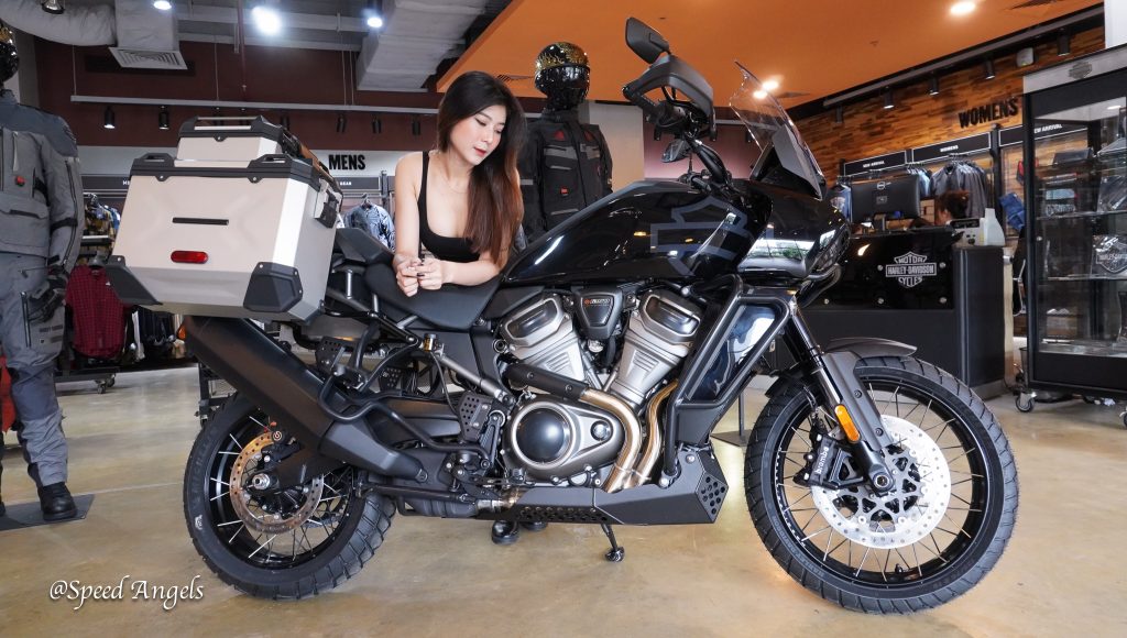 Bộ ảnh Speed Angels trên yên Pan America 1250 Special đầy đủ bộ phụ ...