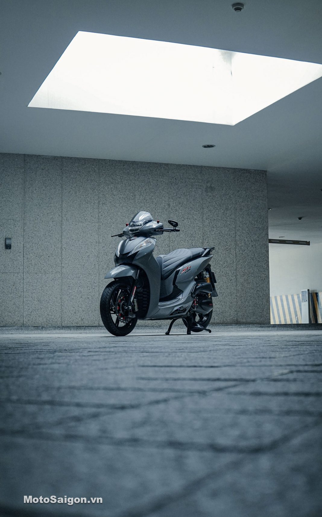 Honda Sh300i độ cực đẹp với phối màu xám đen kèm loạt đồ chơi đáng tham ...