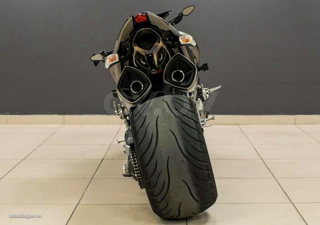 Suzuki B-King độ bánh to kết hợp đầu đèn Multistrada cực chuẩn - Motosaigon