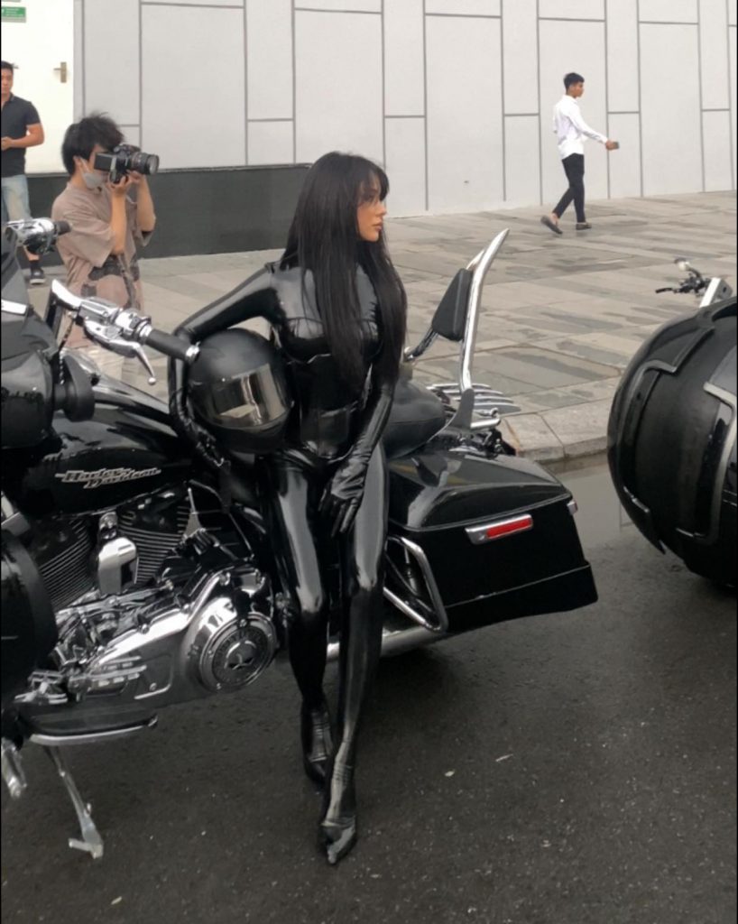 Mô tô điện TRON Light Cycle bất ngờ xuất hiện cùng nữ biker đẹp tại Hà ...