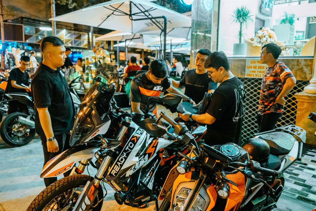 Hơn 80 bikers tham gia tour đêm Orange Night Ride cùng KTM & Husqvarna ...