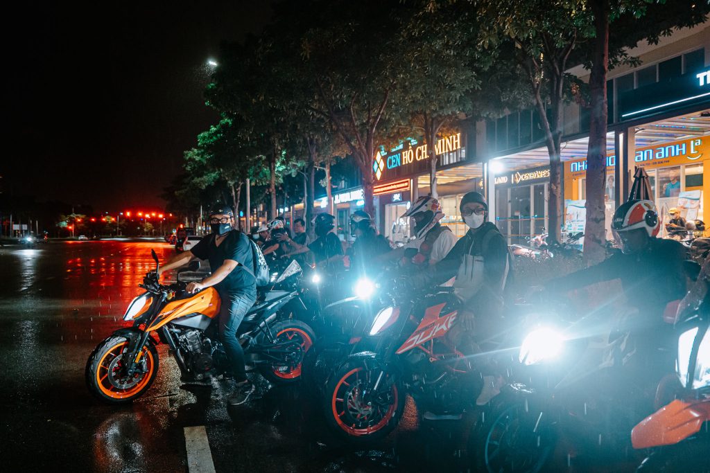 Hơn 80 bikers tham gia tour đêm Orange Night Ride cùng KTM & Husqvarna ...