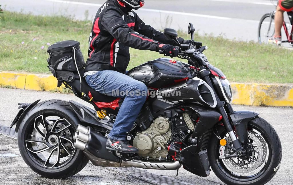 Ducati Diavel V4 lộ ngoại hình thực tế siêu ngầu trên đường phố ...