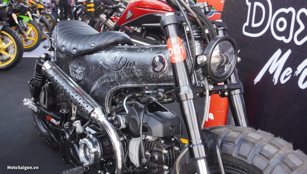 Honda DAX ST125 độ đẹp với nhiều đồ chơi phụ kiện H2C - Motosaigon
