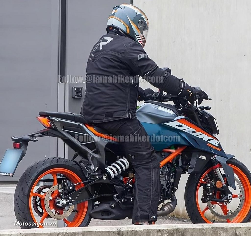 Duke 390 2024 màu cam KTM lộ thêm hình ảnh thực tế - Motosaigon