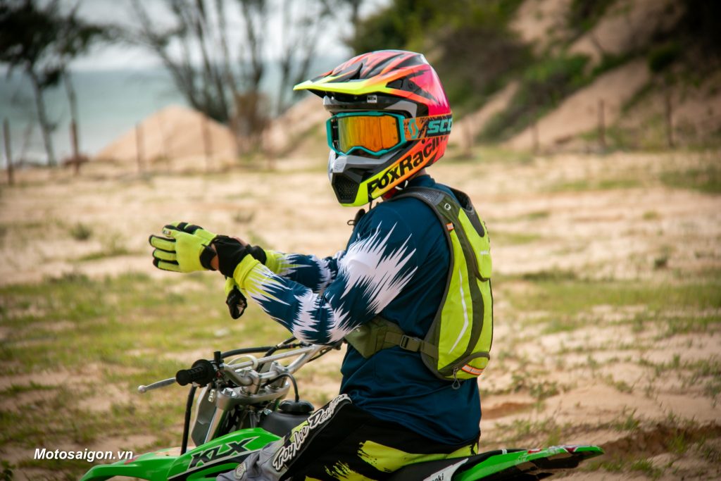 Trên đầu nón cào cào Fox Racing V1 Statk tại giải đua xe địa hình KOK 2023 - Motosaigon