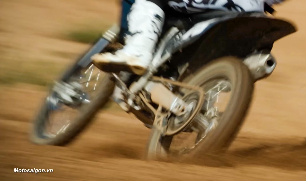 Cào cào Triumph 250F Motocross lộ diện thực tế bay nhảy nhẹ nhàng ...