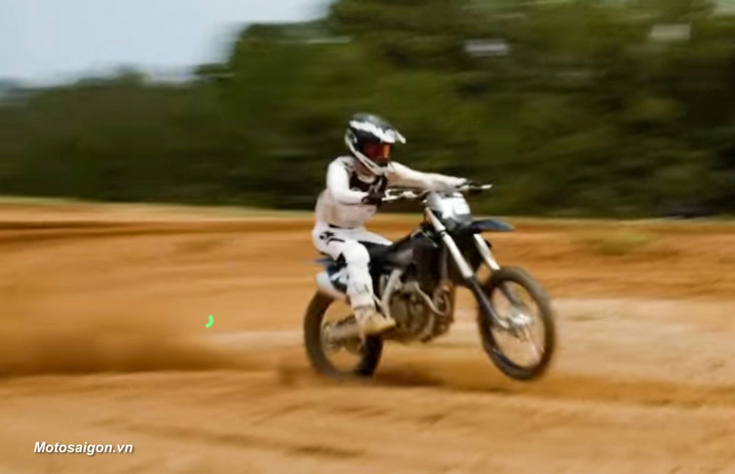 Cào cào Triumph 250F Motocross lộ diện thực tế bay nhảy nhẹ nhàng ...