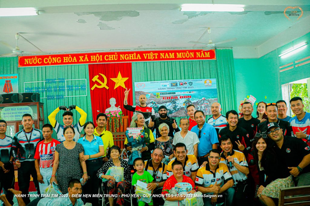 Hành Trình Trái Tim 2023 đã trao gần 1000 phần quà tại miền Trung ...
