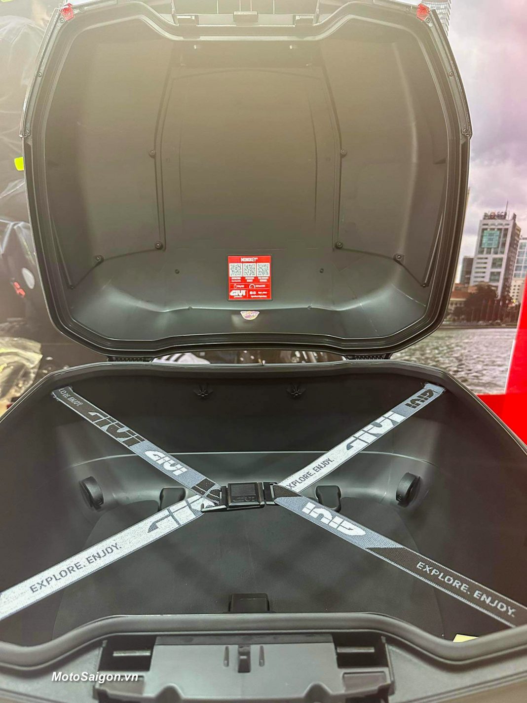 Trên tay thùng Givi Maxia 5 đầu tiên Việt Nam có 2 màu - Motosaigon