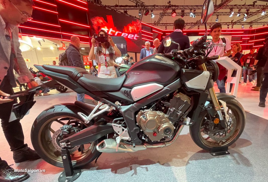 Trên yên đánh giá xe Honda CB650R 2024 có nhiều cải tiến - Motosaigon