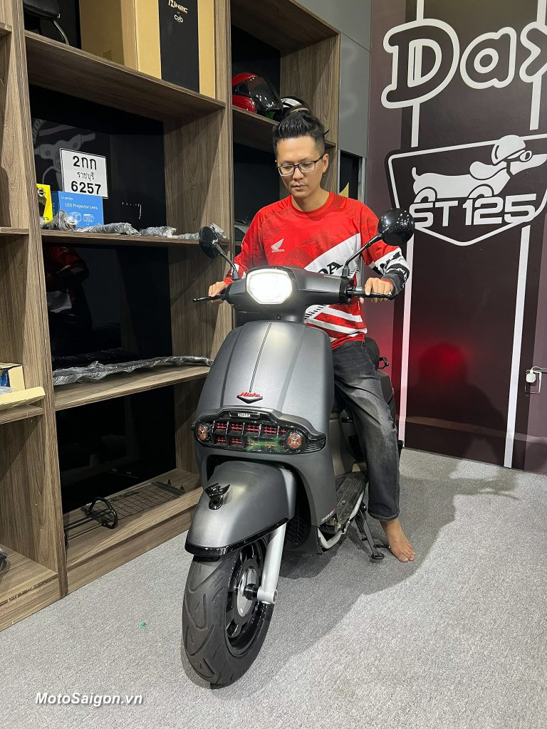 Victoria Nicky 300i ABS trên yên xe tay ga pkl giá bán hấp dẫn - Motosaigon