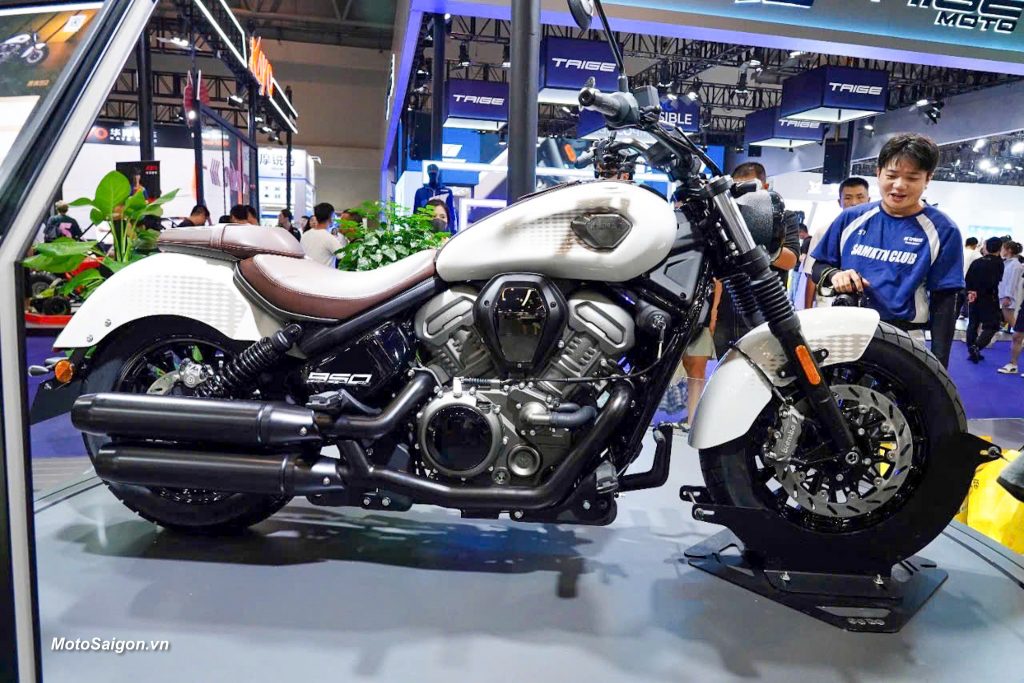 Benda Dark Flag 950 trang bị động cơ V4 102hp dáng bobber - Motosaigon