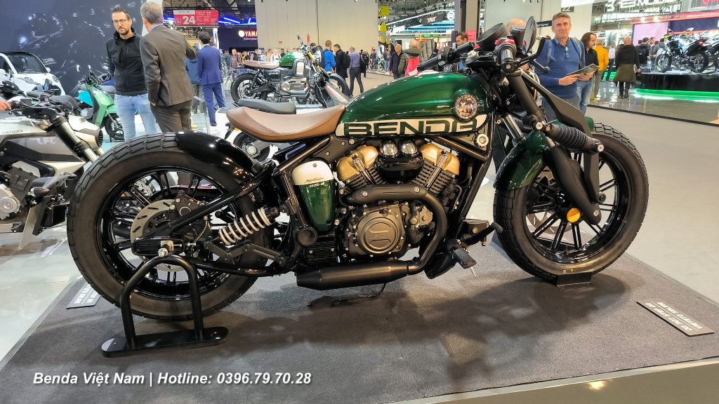 Trên yên thực tế Benda Napoleon 250 Bobber tại EICMA 2024 nước Ý ...