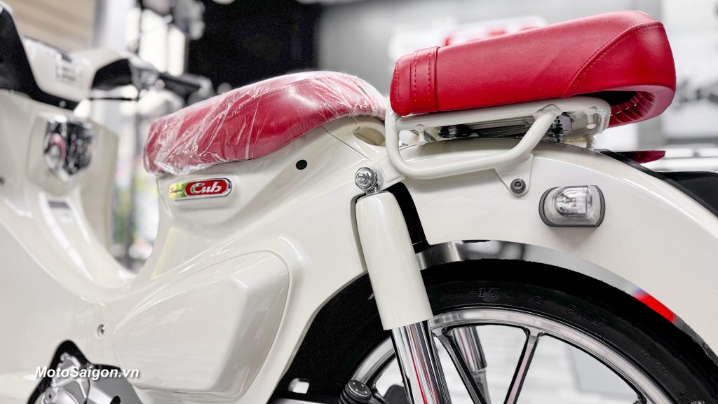 Honda Super Cub C125 Custom màu trắng yên đỏ đặc biệt đã về Việt Nam ...
